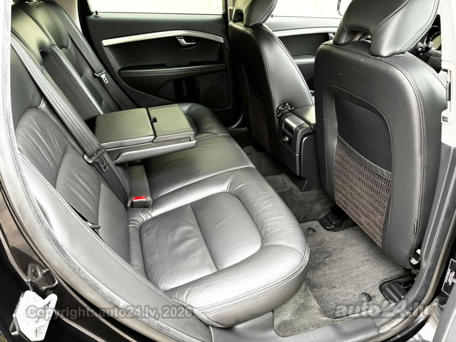 Black Volvo XC70 2014 in Tartu, with an engine capacity of 2.40 L and mileage of 242 thousand km for 14300 €, photo 16 on AUTOMOTO.COM.LV