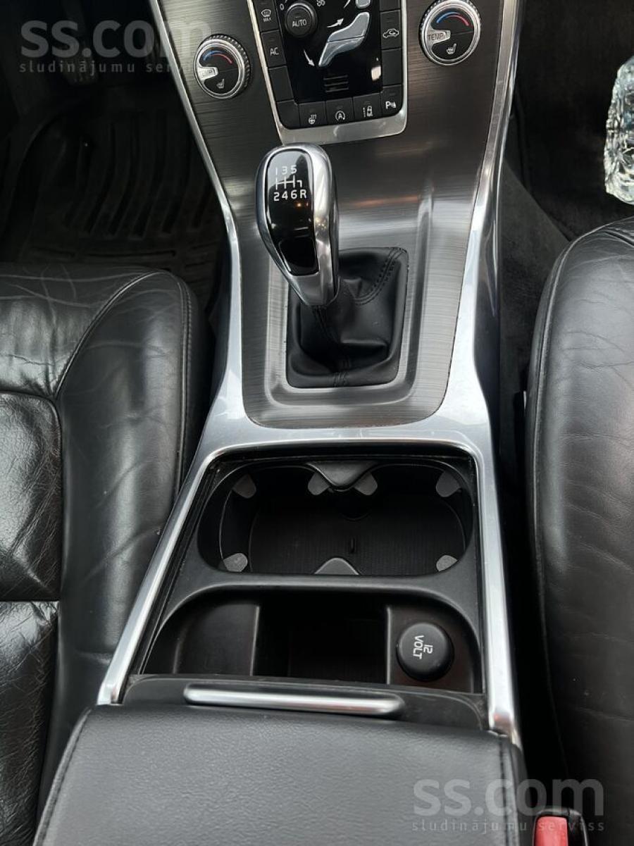 Melns Volvo XC70 2014 Rīga, ar dzinēja tilpumu 2.00 L un nobraukumu 355 tūkst. km par 10130 €, foto 25 vietnē AUTOMOTO.COM.LV