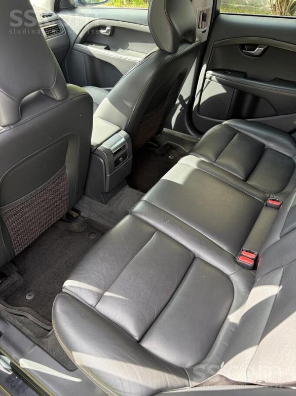 Volvo XC70 2014 Rīga vietnē Melns Volvo XC70 2014 Rīga, ar dzinēja tilpumu 2.40 L un nobraukumu 270 tūkst. km par 14000 €, foto 6 vietnē AUTOMOTO.COM.LV