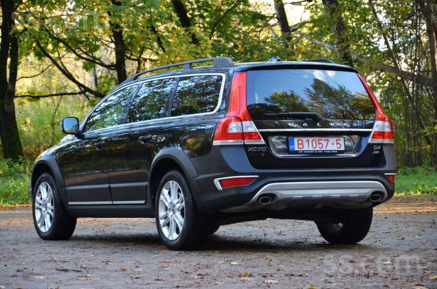 Black Volvo XC70 2015 in Riga, with an engine capacity of 2.40 L and mileage of 235 thousand km for 14990 €, photo 7 on AUTOMOTO.COM.LV