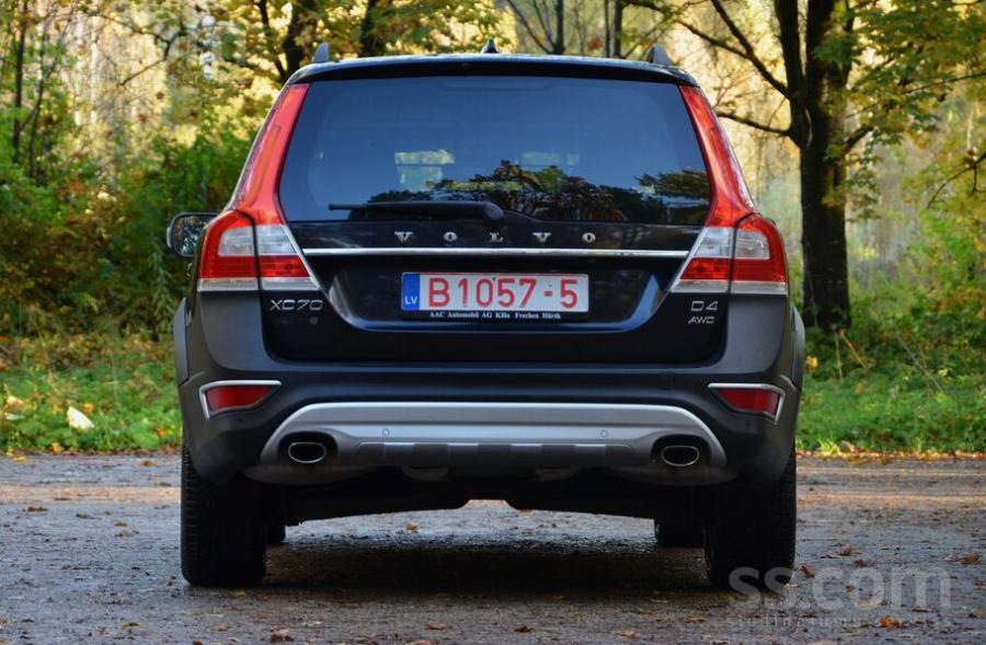Black Volvo XC70 2015 in Riga, with an engine capacity of 2.40 L and mileage of 235 thousand km for 14990 €, photo 8 on AUTOMOTO.COM.LV