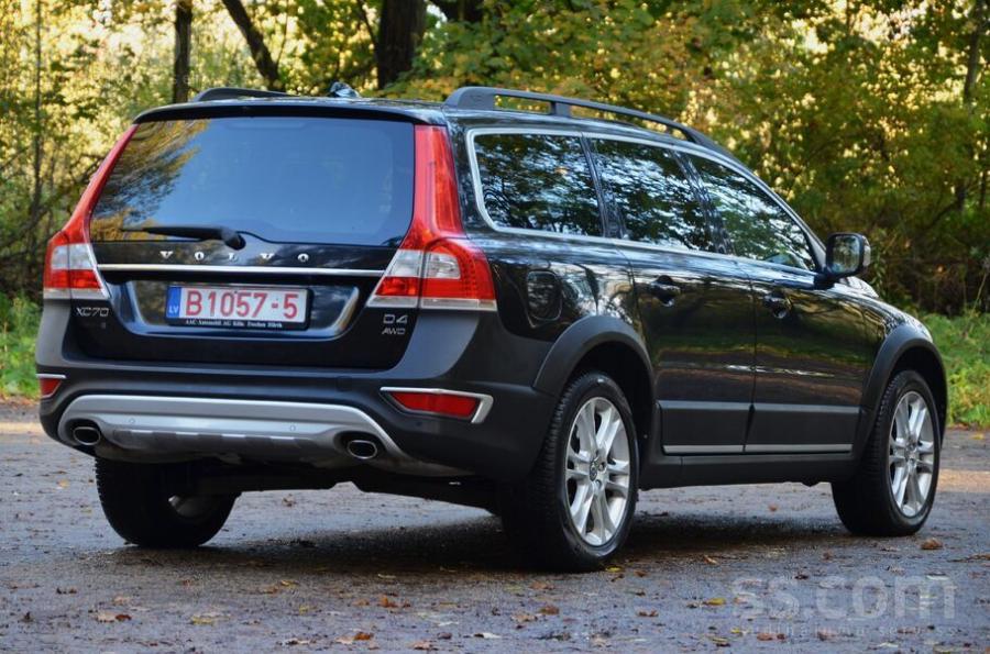 Black Volvo XC70 2015 in Riga, with an engine capacity of 2.40 L and mileage of 235 thousand km for 14990 €, photo 9 on AUTOMOTO.COM.LV