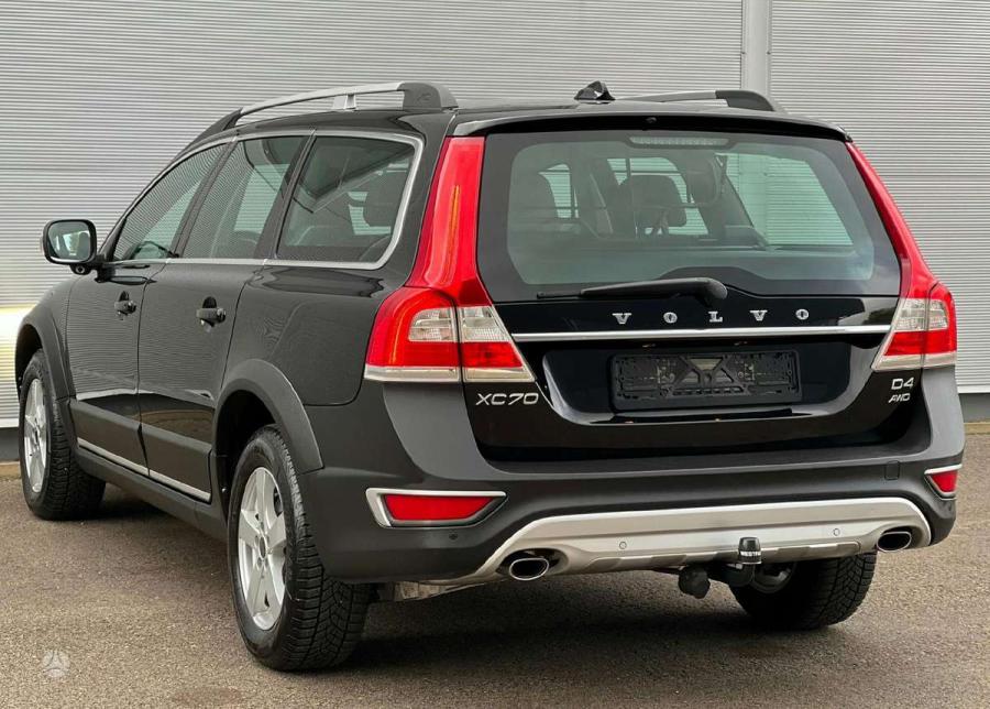 Black Volvo XC70 2015 in Utena, with an engine capacity of 2.40 L and mileage of 312 thousand km for 13850 €, photo 12 on AUTOMOTO.COM.LV