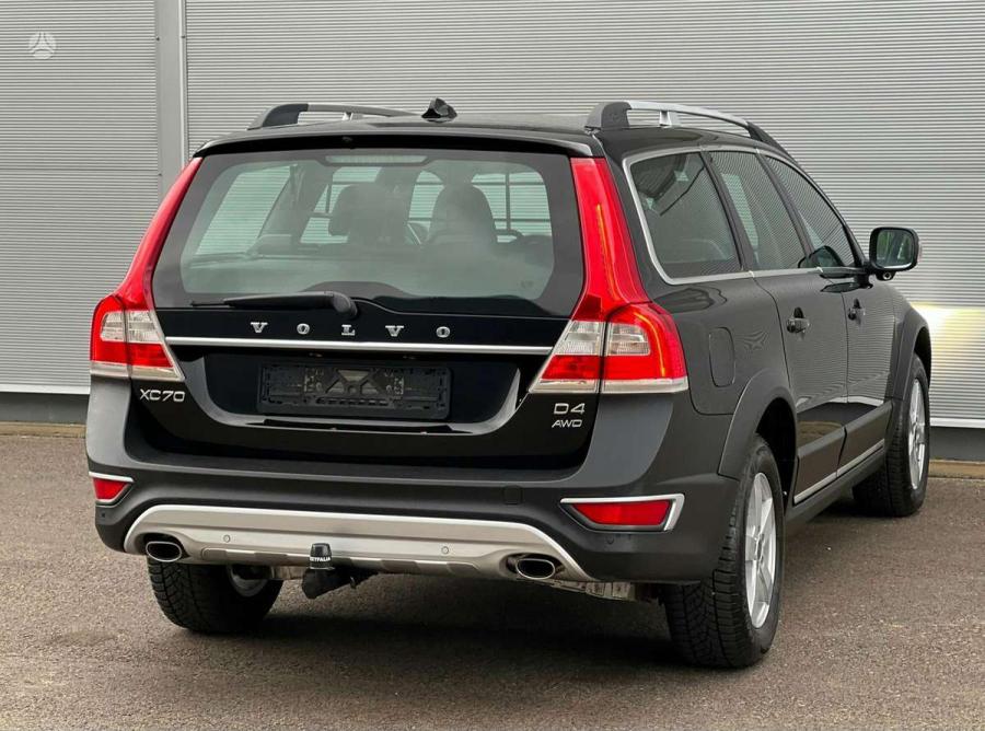 Black Volvo XC70 2015 in Utena, with an engine capacity of 2.40 L and mileage of 312 thousand km for 13850 €, photo 39 on AUTOMOTO.COM.LV