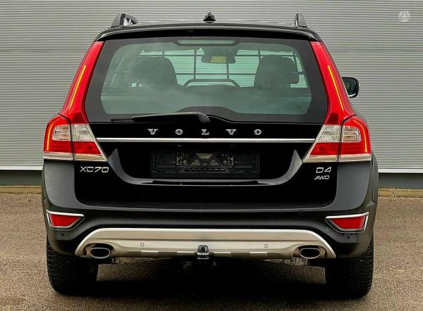 Black Volvo XC70 2015 in Utena, with an engine capacity of 2.40 L and mileage of 312 thousand km for 13850 €, photo 3 on AUTOMOTO.COM.LV