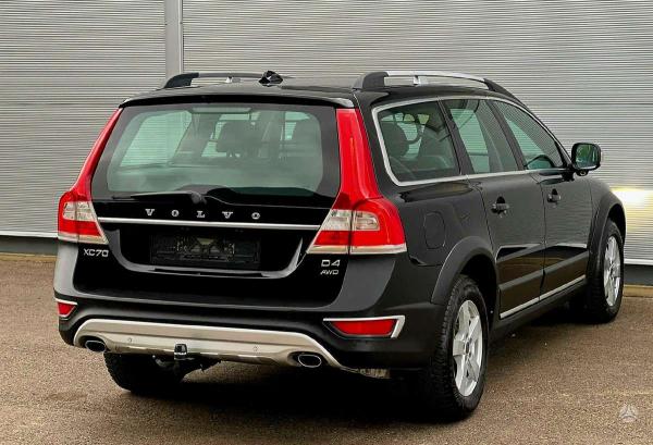 Black Volvo XC70 2015 in Utena, with an engine capacity of 2.40 L and mileage of 312 thousand km for 13850 €, photo 7 on AUTOMOTO.COM.LV