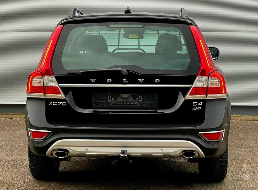 Black Volvo XC70 2015 in Utena, with an engine capacity of 2.40 L and mileage of 312 thousand km for 13960 €, photo 13 on AUTOMOTO.COM.LV