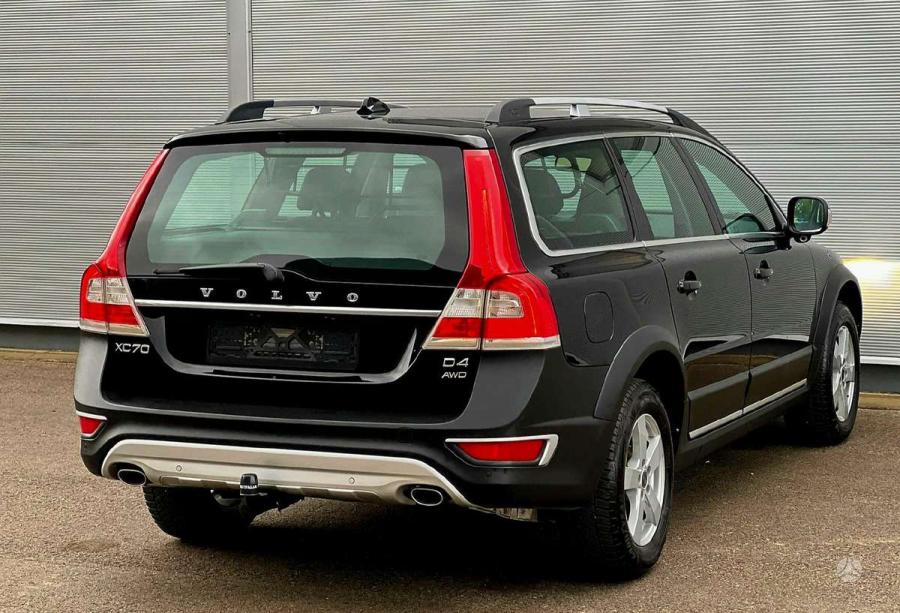 Black Volvo XC70 2015 in Utena, with an engine capacity of 2.40 L and mileage of 312 thousand km for 13950 €, photo 7 on AUTOMOTO.COM.LV