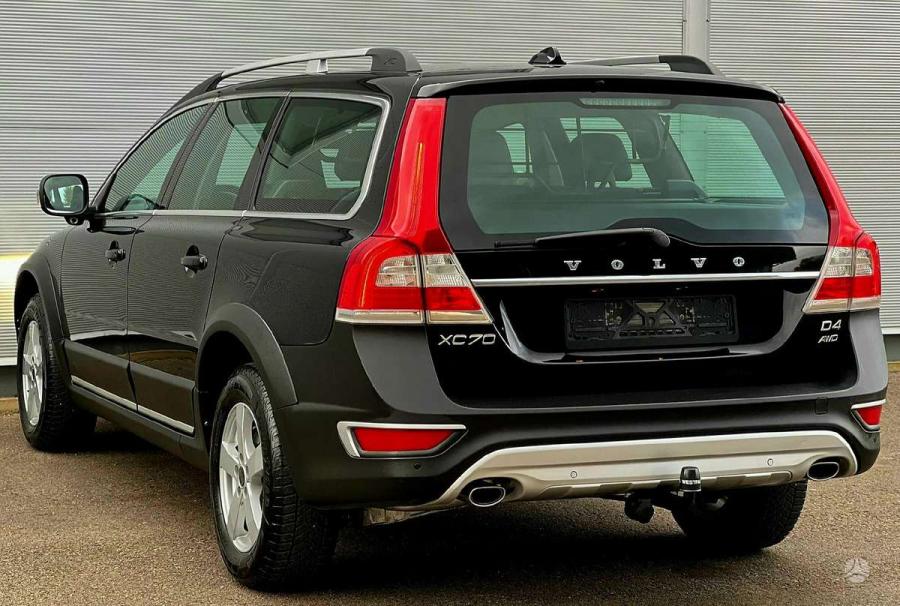 Black Volvo XC70 2015 in Utena, with an engine capacity of 2.40 L and mileage of 312 thousand km for 13950 €, photo 10 on AUTOMOTO.COM.LV
