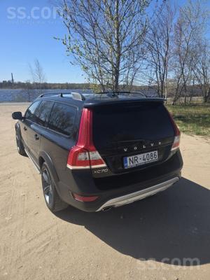 Black Volvo XC70 2015 in Saldus, with an engine capacity of 2.40 L and mileage of 313 thousand km for 12600 €, photo 3 on AUTOMOTO.COM.LV