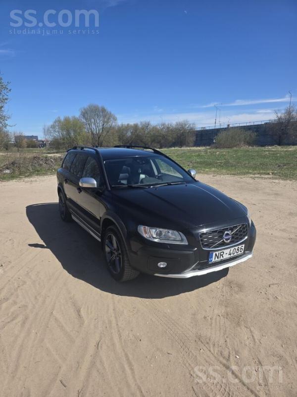 Black Volvo XC70 2015 in Saldus, with an engine capacity of 2.40 L and mileage of 313 thousand km for 12600 €, photo 3 on AUTOMOTO.COM.LV
