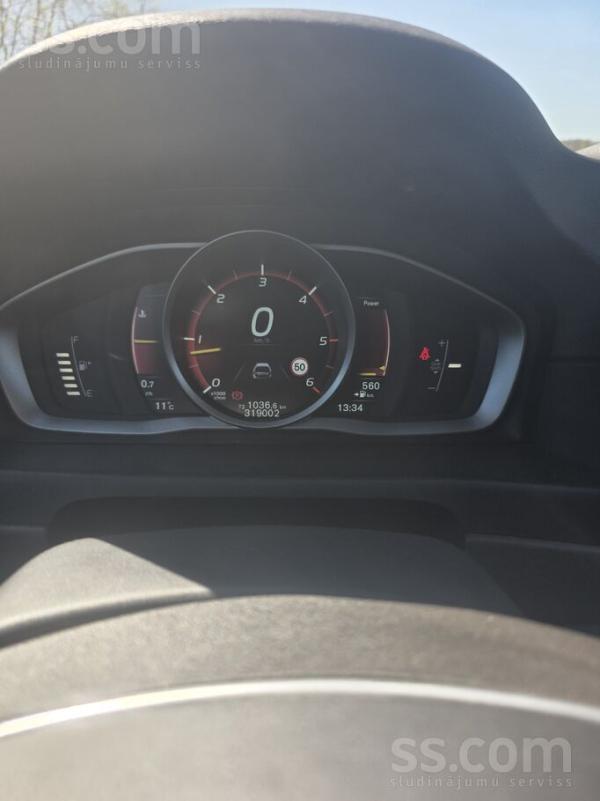 Black Volvo XC70 2015 in Saldus, with an engine capacity of 2.40 L and mileage of 313 thousand km for 12600 €, photo 5 on AUTOMOTO.COM.LV
