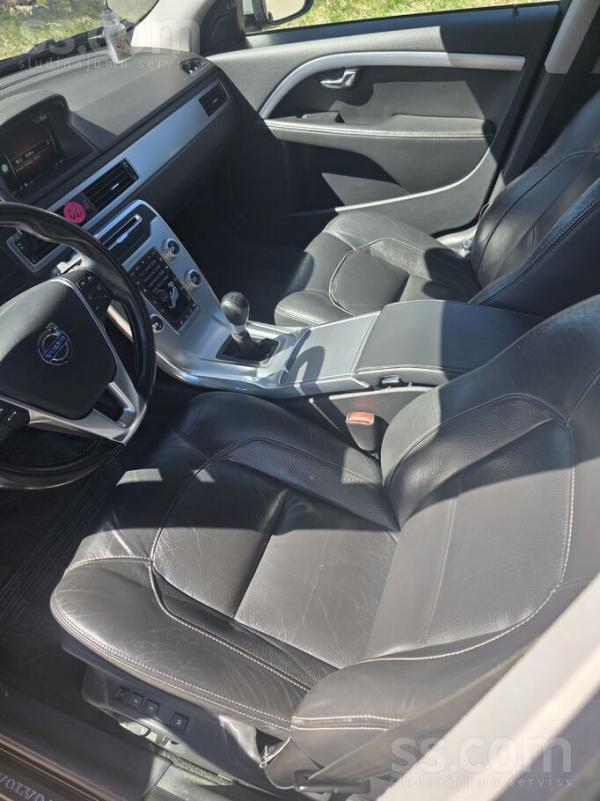 Black Volvo XC70 2015 in Saldus, with an engine capacity of 2.40 L and mileage of 313 thousand km for 12600 €, photo 6 on AUTOMOTO.COM.LV