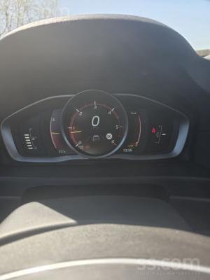 Black Volvo XC70 2015 in Saldus, with an engine capacity of 2.40 L and mileage of 313 thousand km for 12600 €, photo 8 on AUTOMOTO.COM.LV