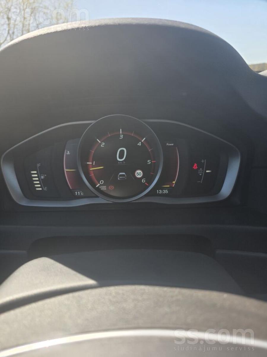 Black Volvo XC70 2015 in Saldus, with an engine capacity of 2.40 L and mileage of 313 thousand km for 12600 €, photo 8 on AUTOMOTO.COM.LV