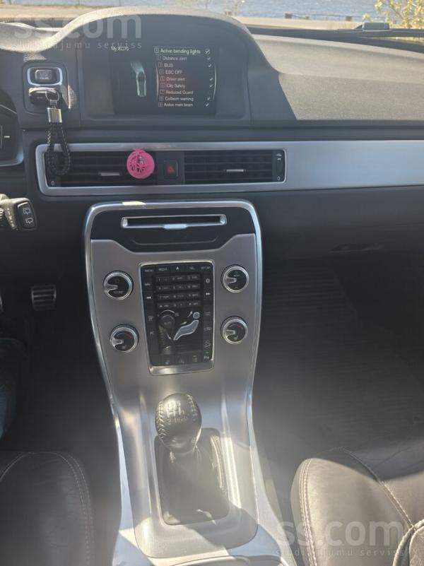 Black Volvo XC70 2015 in Saldus, with an engine capacity of 2.40 L and mileage of 313 thousand km for 12600 €, photo 9 on AUTOMOTO.COM.LV