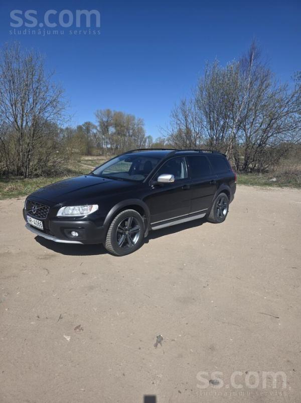 Black Volvo XC70 2015 in Saldus, with an engine capacity of 2.40 L and mileage of 313 thousand km for 12600 €, photo 10 on AUTOMOTO.COM.LV