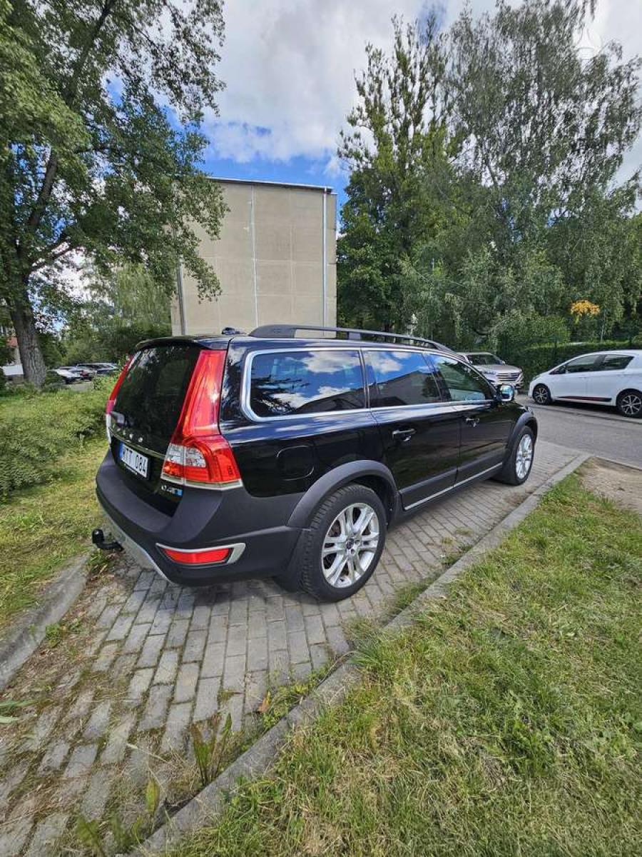 Black Volvo XC70 2015 in Vilnius, with an engine capacity of 2.40 L and mileage of 251 thousand km for 14500 €, photo 5 on AUTOMOTO.COM.LV
