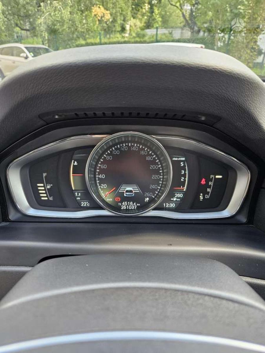 Black Volvo XC70 2015 in Vilnius, with an engine capacity of 2.40 L and mileage of 251 thousand km for 14500 €, photo 11 on AUTOMOTO.COM.LV