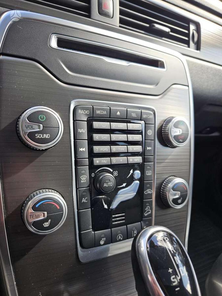 Black Volvo XC70 2015 in Vilnius, with an engine capacity of 2.40 L and mileage of 251 thousand km for 14500 €, photo 12 on AUTOMOTO.COM.LV