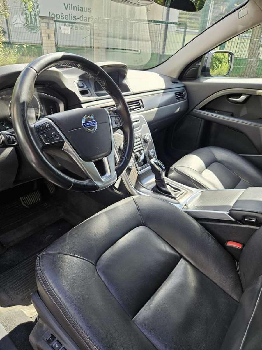Black Volvo XC70 2015 in Vilnius, with an engine capacity of 2.40 L and mileage of 251 thousand km for 14500 €, photo 13 on AUTOMOTO.COM.LV