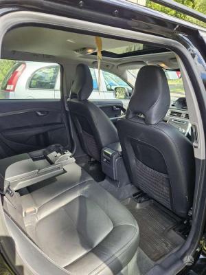 Black Volvo XC70 2015 in Vilnius, with an engine capacity of 2.40 L and mileage of 251 thousand km for 14500 €, photo 16 on AUTOMOTO.COM.LV