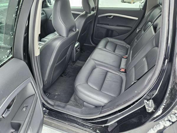 Black Volvo XC70 2016 in Vilnius, with an engine capacity of 2.40 L and mileage of 280 thousand km for 13750 €, photo 4 on AUTOMOTO.COM.LV