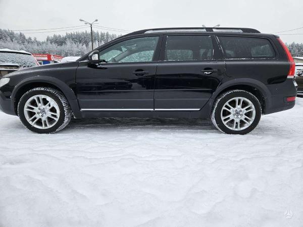 Black Volvo XC70 2016 in Vilnius, with an engine capacity of 2.40 L and mileage of 280 thousand km for 13750 €, photo 8 on AUTOMOTO.COM.LV