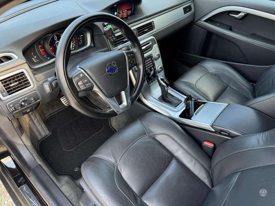 Black Volvo XC70 2016 in Alytus, with an engine capacity of 2.40 L and mileage of 275 thousand km for 14400 €, photo 8 on AUTOMOTO.COM.LV