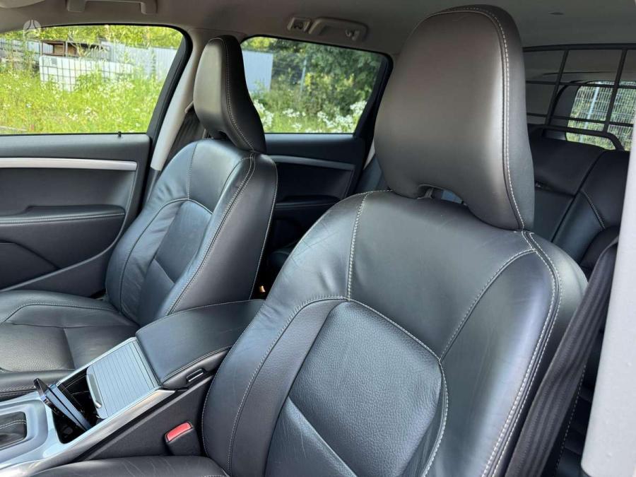 Black Volvo XC70 2016 in Alytus, with an engine capacity of 2.40 L and mileage of 275 thousand km for 14400 €, photo 9 on AUTOMOTO.COM.LV