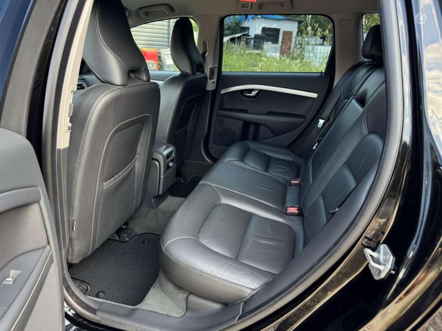 Black Volvo XC70 2016 in Alytus, with an engine capacity of 2.40 L and mileage of 275 thousand km for 14400 €, photo 11 on AUTOMOTO.COM.LV