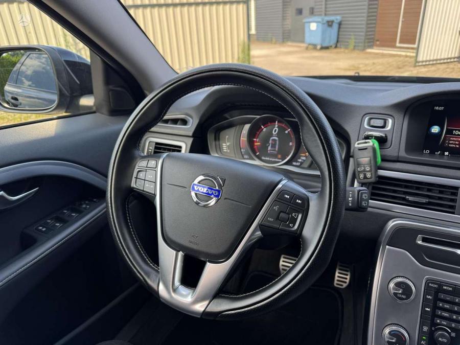 Black Volvo XC70 2016 in Alytus, with an engine capacity of 2.40 L and mileage of 275 thousand km for 14400 €, photo 12 on AUTOMOTO.COM.LV