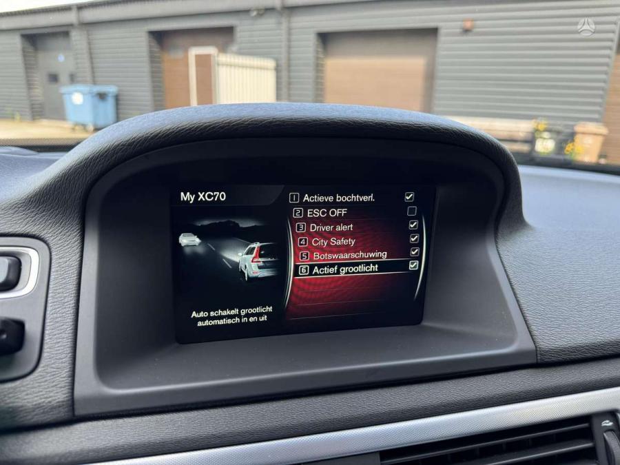 Black Volvo XC70 2016 in Alytus, with an engine capacity of 2.40 L and mileage of 275 thousand km for 14400 €, photo 15 on AUTOMOTO.COM.LV