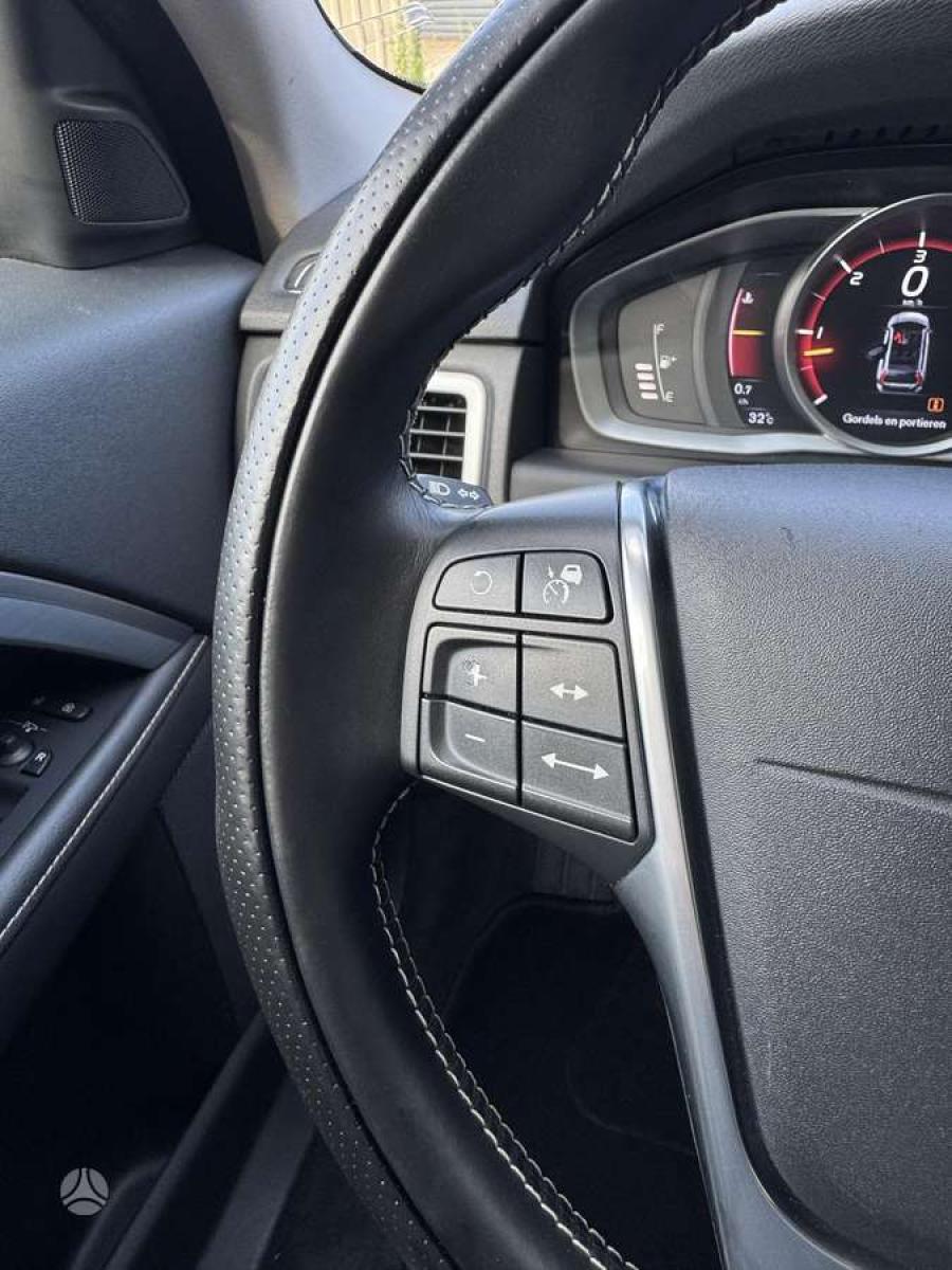 Black Volvo XC70 2016 in Alytus, with an engine capacity of 2.40 L and mileage of 275 thousand km for 14400 €, photo 21 on AUTOMOTO.COM.LV