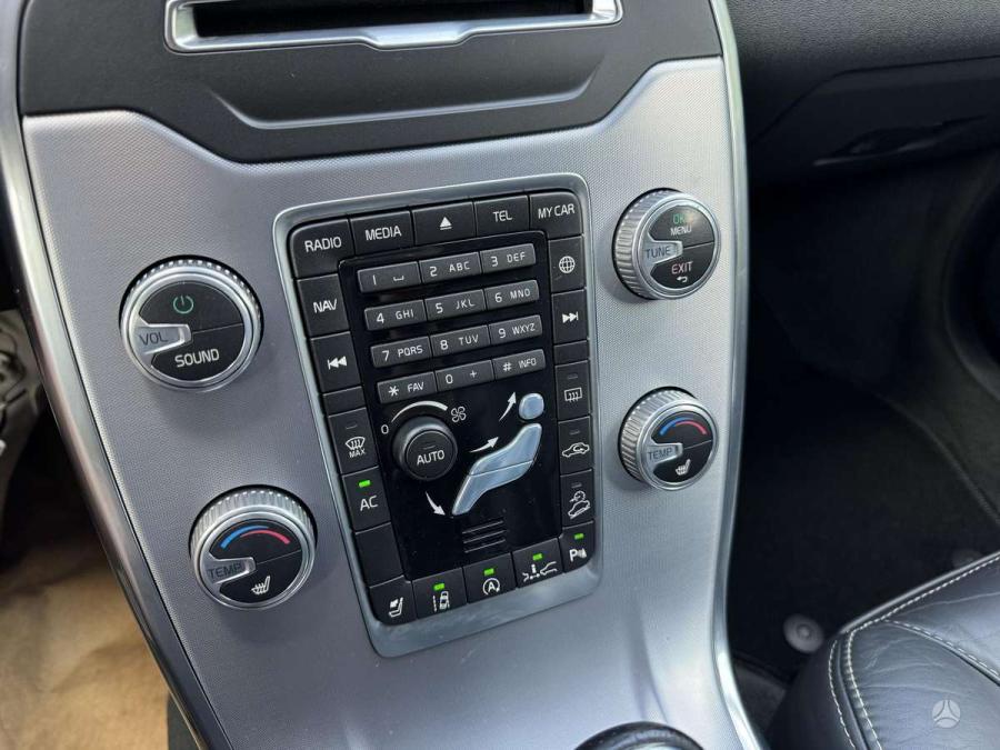 Black Volvo XC70 2016 in Alytus, with an engine capacity of 2.40 L and mileage of 275 thousand km for 14400 €, photo 22 on AUTOMOTO.COM.LV