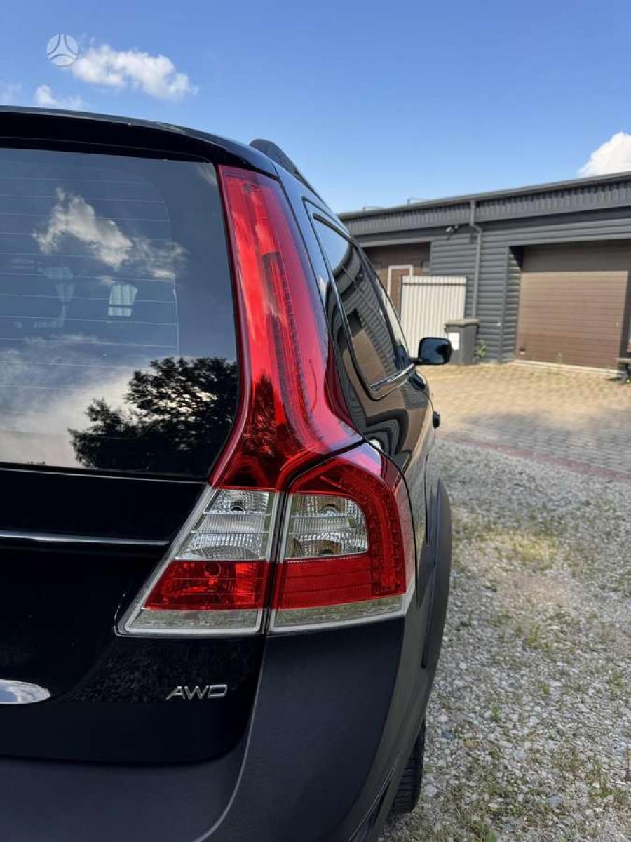 Black Volvo XC70 2016 in Alytus, with an engine capacity of 2.40 L and mileage of 275 thousand km for 14400 €, photo 27 on AUTOMOTO.COM.LV