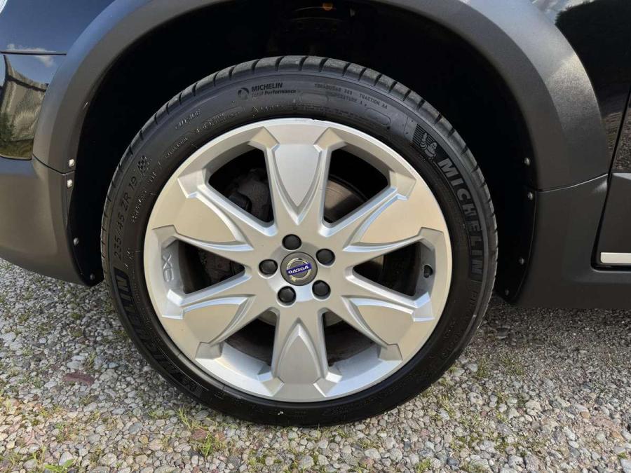 Black Volvo XC70 2016 in Alytus, with an engine capacity of 2.40 L and mileage of 275 thousand km for 14400 €, photo 28 on AUTOMOTO.COM.LV