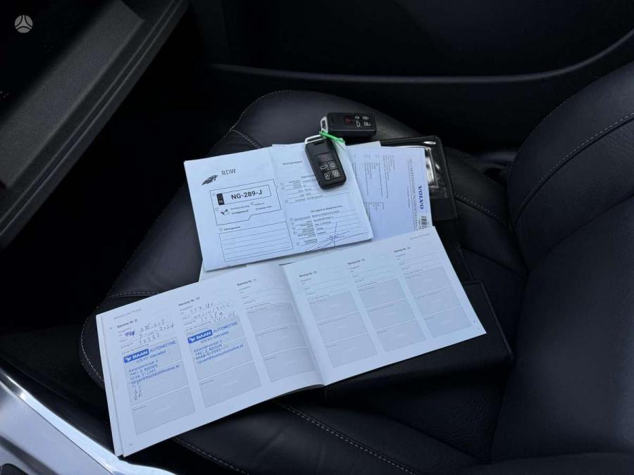 Black Volvo XC70 2016 in Alytus, with an engine capacity of 2.40 L and mileage of 275 thousand km for 14400 €, photo 33 on AUTOMOTO.COM.LV