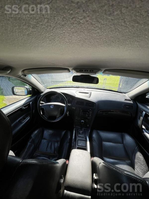 Black Volvo XC70 2023 in Riga, with an engine capacity of 2.40 L and mileage of 412 thousand km for 2900 €, photo 4 on AUTOMOTO.COM.LV