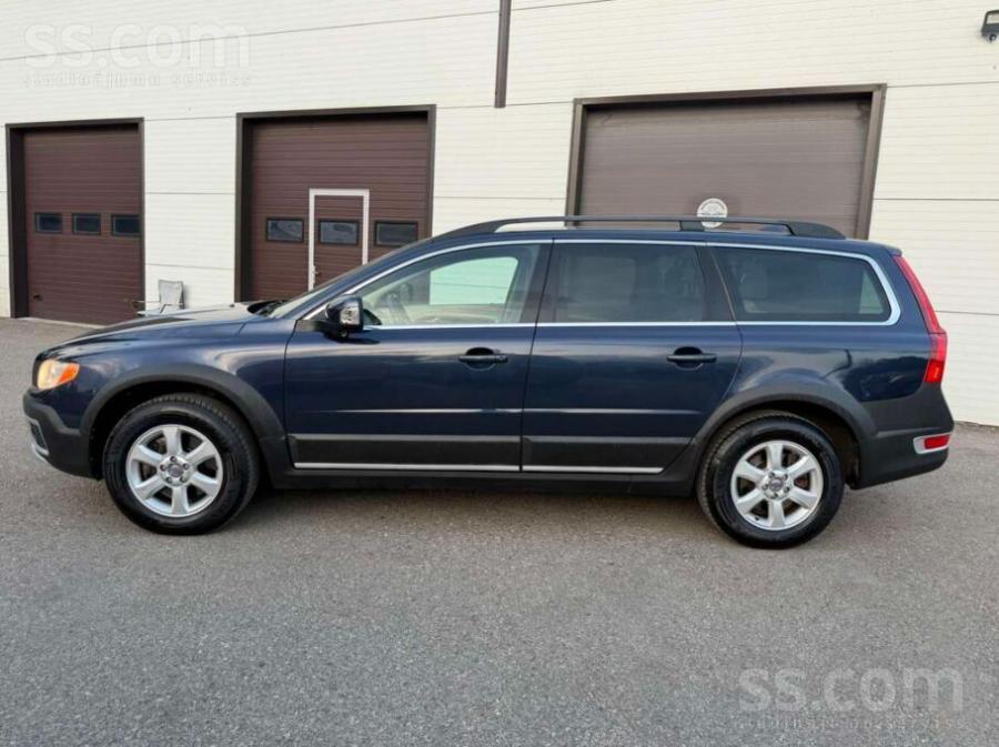 Blue Volvo XC70 2010 in Dobele, with an engine capacity of 2.40 L and mileage of 306 thousand km for 10390 €, photo 5 on AUTOMOTO.COM.LV