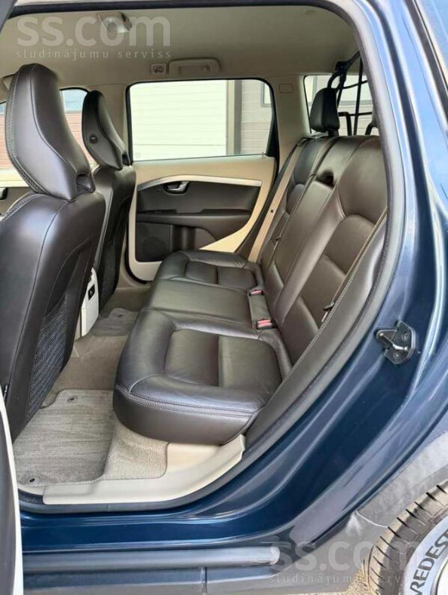 Blue Volvo XC70 2010 in Dobele, with an engine capacity of 2.40 L and mileage of 306 thousand km for 10390 €, photo 10 on AUTOMOTO.COM.LV