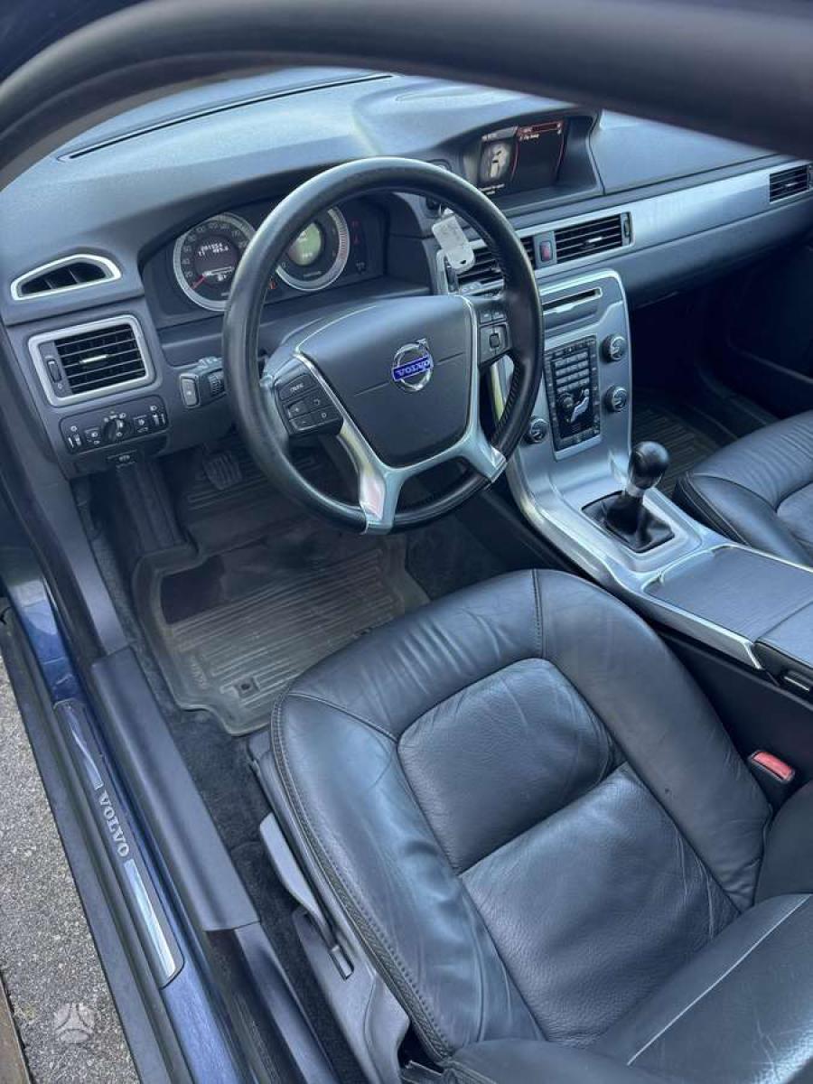 Blue Volvo XC70 2012 in Utena, with an engine capacity of 2.40 L and mileage of 200 thousand km for 10250 €, photo 15 on AUTOMOTO.COM.LV