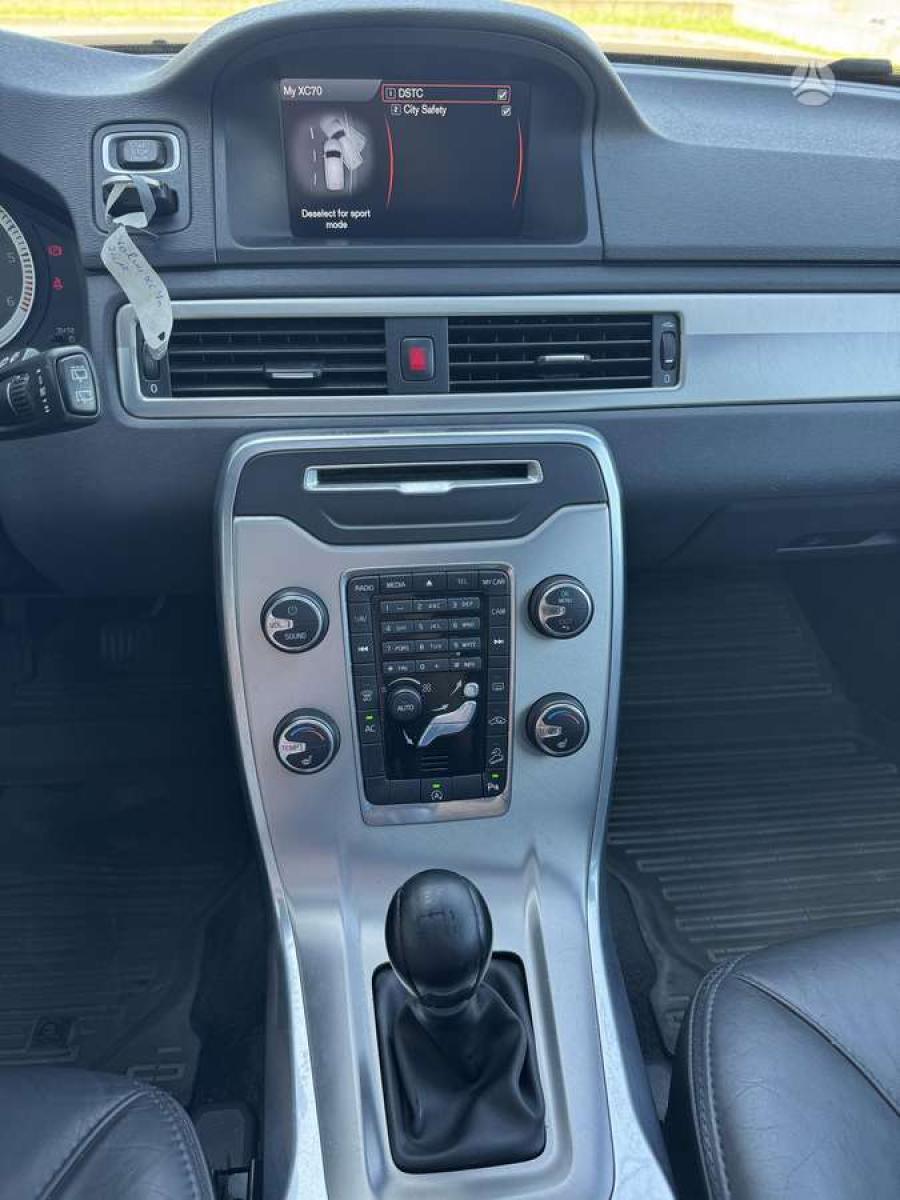 Blue Volvo XC70 2012 in Utena, with an engine capacity of 2.40 L and mileage of 200 thousand km for 10250 €, photo 17 on AUTOMOTO.COM.LV