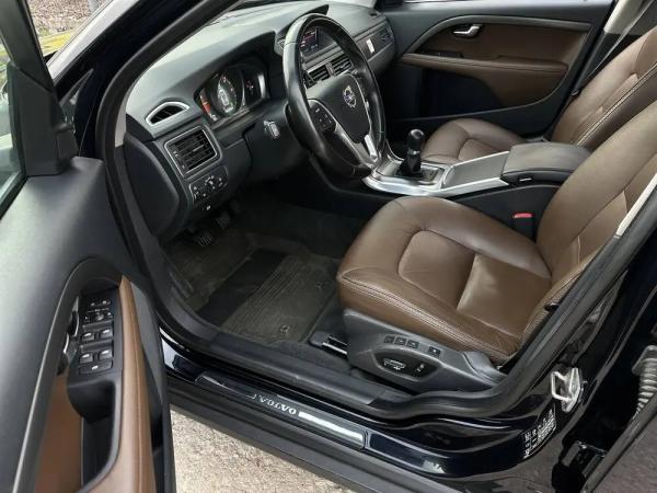 Zils Volvo XC70 2015 Rīga, ar dzinēja tilpumu 2.40 L un nobraukumu 221 tūkst. km par 11000 €, foto 9 vietnē AUTOMOTO.COM.LV