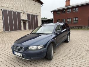 Zils Volvo XC70 2003 Cēsis, ar dzinēja tilpumu 2.40 L un nobraukumu 304 tūkst. km par 3700 €, foto  vietnē AUTOMOTO.COM.LV