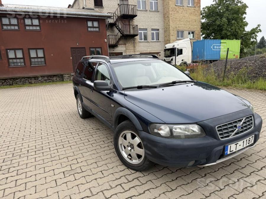 Zils Volvo XC70 2003 Cēsis, ar dzinēja tilpumu 2.40 L un nobraukumu 304 tūkst. km par 3700 €, foto 3 vietnē AUTOMOTO.COM.LV