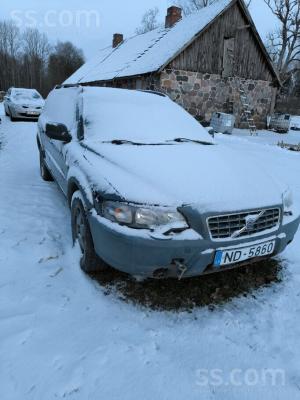 Blue Volvo XC70 2000 in Cesis, with an engine capacity of 2.40 L and mileage of 391 thousand km for 1000 €, photo  on AUTOMOTO.COM.LV