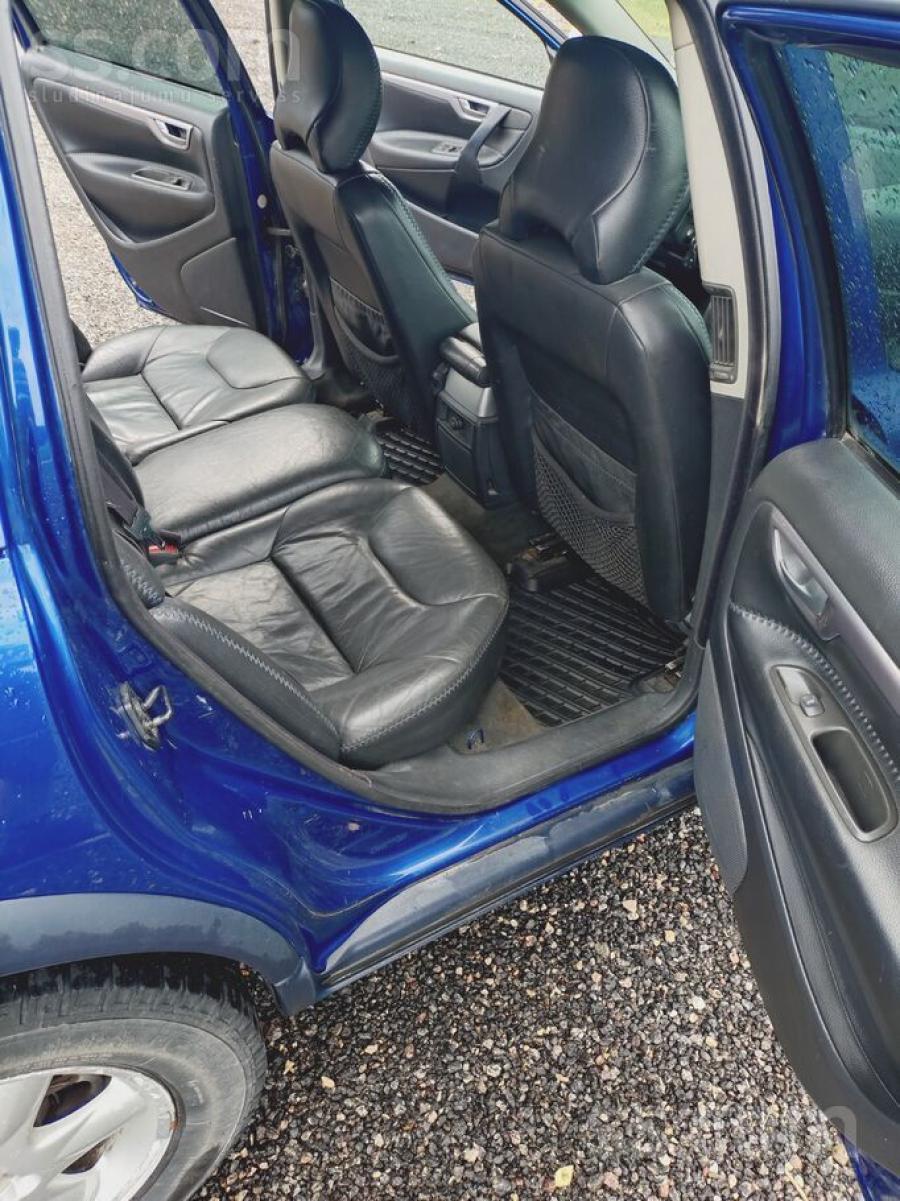 Zils Volvo XC70 2002 Valka, ar dzinēja tilpumu 2.40 L un nobraukumu 383 tūkst. km par 1800 €, foto 21 vietnē AUTOMOTO.COM.LV