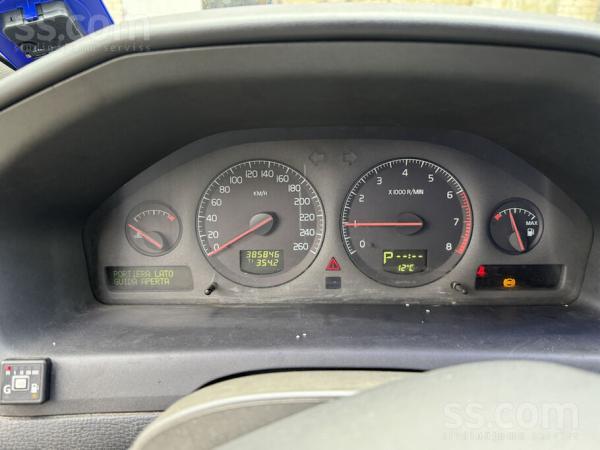 Вольво ХС70 2002 в Валмиера на AUTOMOTO.COM.LV Синий Вольво ХС70 2002 в Валмиера, объемом двигателя 2.40 л и пробегом 385 тыс. км за 2700 €, фото 5 на AUTOMOTO.COM.LV