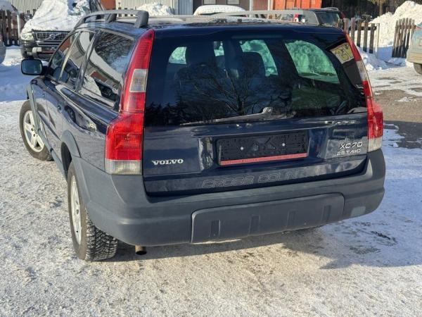 Zils Volvo XC70 2003 Rīga, ar dzinēja tilpumu 2.50 L un nobraukumu 270 tūkst. km par 4750 €, foto 4 vietnē AUTOMOTO.COM.LV